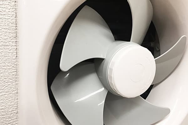 換気扇からの雨漏り！発生原因と対処方法をご紹介 | 横浜市の雨漏り修理・屋根修理は福田総業